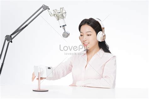 Female Announcer Mobile Phone Network Live Picture And Hd Photos Free