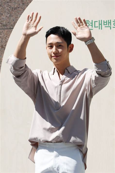 팬들에게 인사하는 정해인