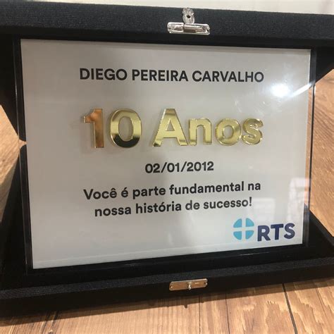 Placa De Homenagem Personalizada Com Logo Em Relevo Dourado