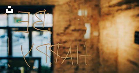 Be Happy라는 문구가 적힌 벽돌 벽의 흐릿한 사진 사진 Unsplash의 무료 커피1 이미지