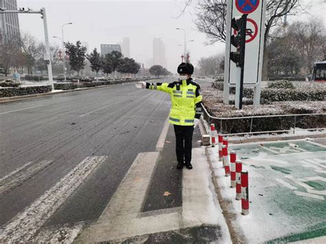 雪天看警北湖交警雪天执勤保平安 天气 邓超 程涵