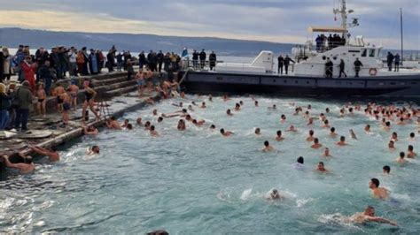 Студент във Военноморското училище спаси кръста във Варна Общество Новини Бг