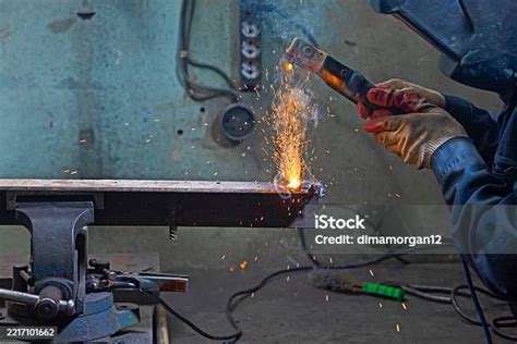 작업장에서 금속 막대의 용접 과정에서 보호 마스크로 작동하는 전문 남성 용접공 강철에 대한 스톡 사진 및 기타 이미지 강철 건설 기계류 건설 산업 Istock