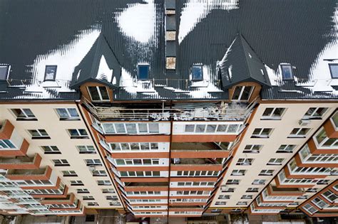 고층 아파트 건물 벽돌 굴뚝 타일 지붕의 공중 겨울 평면도 도시 인프라 위에서 보기 0명에 대한 스톡 사진 및 기타 이미지 Istock