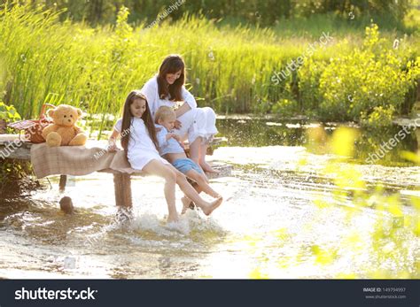 Enfant Nu En Famille Naturisme 4 642 Images Photos Et Images