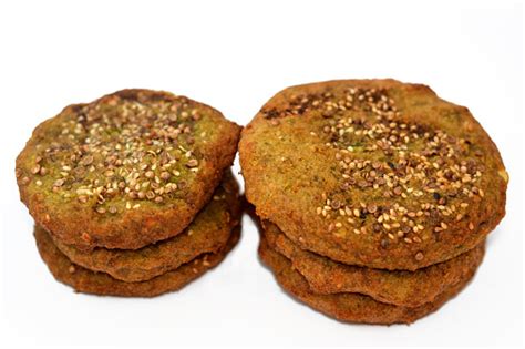 갈은 병아리콩과 강낭콩으로 만든 이집트 전통 튀긴 팔라펠 볼 그린 버거 튀긴 공 또는 다진 양파와 칠리 고추로 속을 채운 패티 모양의 튀김 0명에 대한 스톡 사진 및 기타