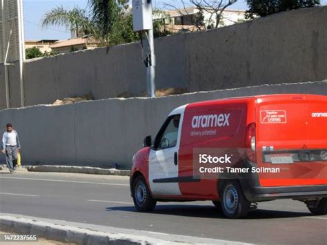 선적 및 배송을위한 Aramex 차량 Aramex Co는 전 세계 모든 목적지로 배송하는 물류 회사 국제 배송 및 라스트 마일 택배 서비스입니다 0명에 대한 스톡 사진 및