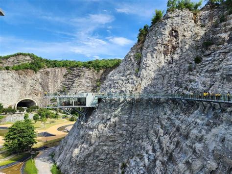“สะพานทางเดินธรรมชาติเมืองโบราณอู่ทอง” Sky Walk สุดตื่นตาตื่นใจที่สุพรรณบุรี