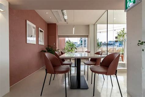 컬러로 포인트를 준 모던한 컨셉의 카페인테리어 종로구 봉익동