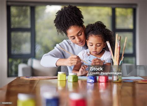 집에서 딸을 돕는 젊은 엄마와 함께 미술 유치원 프로젝트를 위해 배우고 엄마와 아이가 그림을 그립니다 유치원 사랑과 창조적 인 화가 브러시 가르치고 소녀와 그림 그리기