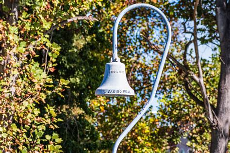 엘 카미노 레알 역사적인 캐스트 금속 벨 마커 시내 서니 베일 샌프란시스코 베이 근처에 배치 이것은 경로의 전체 길이를 따라 과거에 사용 된 원래 종의 정확한 복사본입니다