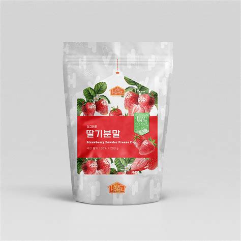 건강한 우리집 비옴 딸기는 18세기에 유럽에서 유래되었습니다 북아메리카와 칠레의 야생 딸기