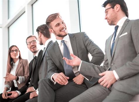 Empleadores Alegres Que Trabajan En El Concepto De Oficina Foto Premium