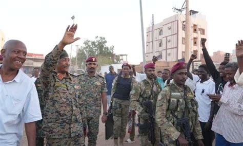البرهان يعتذر للكوادر الطبية عن انتهاكات بعضهم قدّم معلومات للجيش السوداني