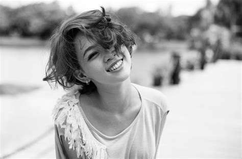 배경 화면 화이트 검은 야외 여성 여자들 단색화 모델 초상화 아시아 사람 사진술 드레스 웃고있는 유행