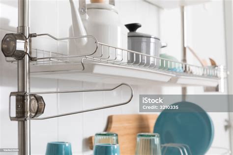 금속에 건조 깨끗 한 요리 접시 랙 밝은 배경에 주방 용품 및 식기 나무 선반에 주방 인테리어 배경입니다 텍스트 공간입니다 0명에 대한 스톡 사진 및 기타 이미지 Istock