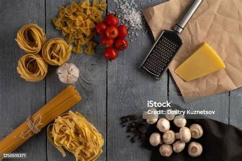나무 배경 최고 전망에 이탈리아 요리를위한 재료와 원시 파스타 0명에 대한 스톡 사진 및 기타 이미지 0명 강판 건강한 식생활 Istock