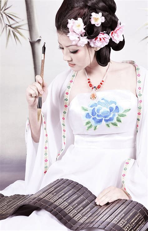 神秀曰身似菩提树心如明镜台时时勤拂拭莫教惹尘埃 慧能曰菩提本无树明镜亦非台本来无一物何处惹尘埃 天竺青灯伴古佛晨钟暮鼓吟