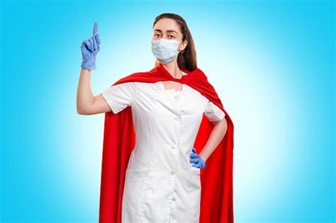 의료 용 얼굴 마스크 장갑 및 슈퍼 히어로 케이프를 착용한 의사가 검역 중에 바이러스와 질병으로부터 보호해야 합니다