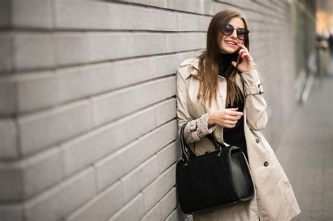 женщина с телефоном Бесплатно Фото