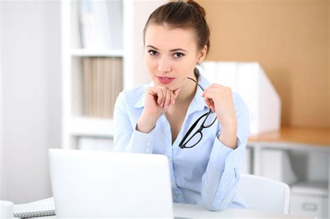 사무실에서 노트북에서 일 하는 젊은 비즈니스 여자 성공적인 비즈니스 개념입니다 갈색 머리에 대한 스톡 사진 및 기타 이미지 갈색 머리 경영자 고전 양식 Istock