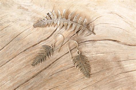 Tarinakoru Hannu Rantala Hopeinen Rintakoru Ja Korvakorut “kivikkoalvejuuri” Punavuoren Patina