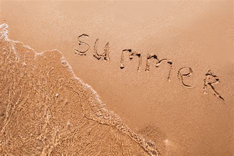 여름 텍스트는 바다 근처의 파도와 함께 해변 노란 모래에 쓰여져 있습니다 여름 방학 및 휴식 개념 0명에 대한 스톡 사진 및 기타 이미지 Istock