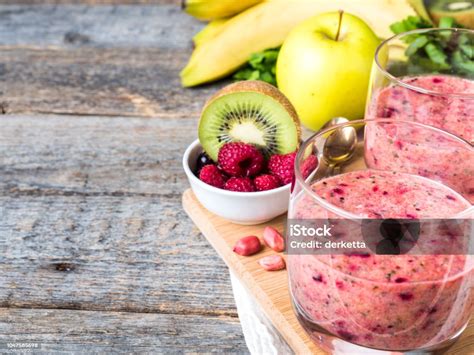 베리 디저트 스무디 바나나 키 위 애플 파 슬 리 딸기 견과류 아침 식사 건강한 생활방식에 대한 스톡 사진 및 기타 이미지 건강한 생활방식 견과 과일 Istock