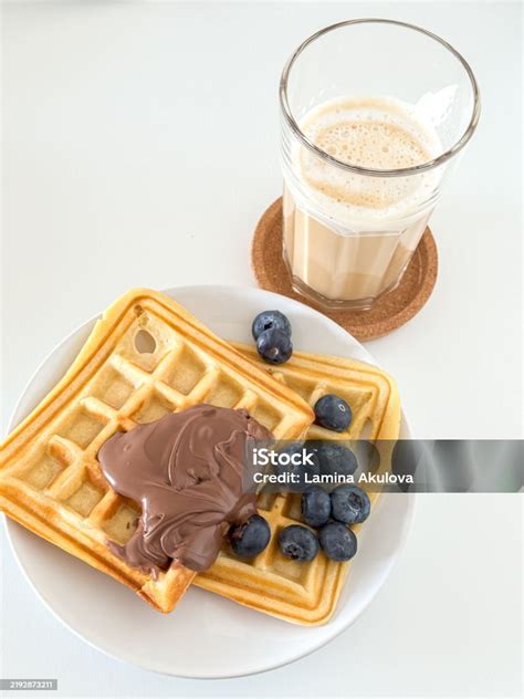 초콜릿 스프레드와 블루베리를 곁들인 맛있는 와플과 커피 한 잔 0명에 대한 스톡 사진 및 기타 이미지 0명 건강한 생활방식