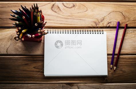 木桌上的彩色铅笔和速写本高清图片下载 正版图片507309930 摄图网