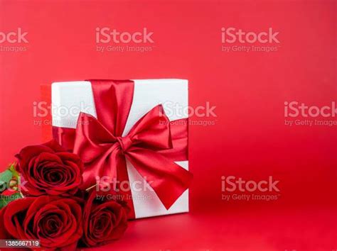 장식을위한 분홍색 배경에 빨간 활과 빨간 장미상자 프로모션 템플릿입니다 휴일 개념 창조적 인 현대적인 디자인 개념에 대한 스톡 사진 및 기타 이미지 Istock