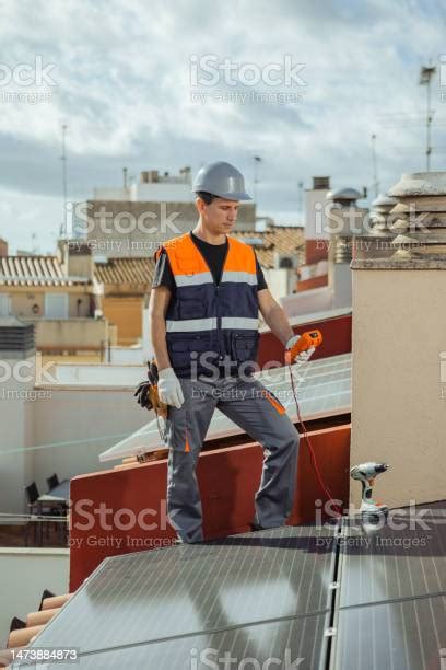 도시의 집 지붕에 태양 전지판을 설치하는 기술 엔지니어 노동자 일함에 대한 스톡 사진 및 기타 이미지 일함 지붕 태양전지판 Istock