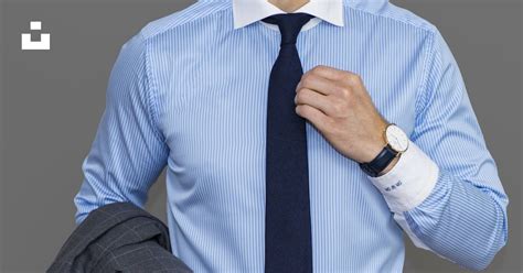 파란색과 흰색 줄무늬 드레스 셔츠와 검은 색 바지를 입은 남자 사진 Unsplash의 무료 시카고 이미지