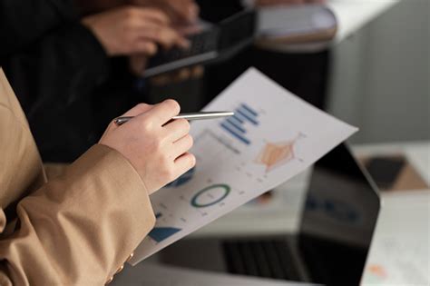 재무 및 투자 통찰력을 위해 현대 사무실 환경에서 노트북 및 종이 차트의 주식 그래프를 분석하는 사업가 2명에 대한 스톡 사진 및 기타 이미지 Istock