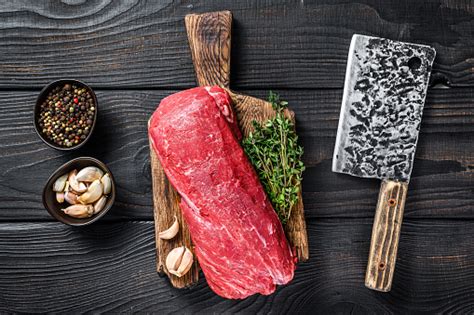 정육점 칼로 나무 도마에 스테이크 필레 미뇽을위한 원시 텐더로인 송아지 고기 검은 색 나무 배경 위쪽 보기 0명에 대한 스톡 사진 및 기타 이미지 Istock