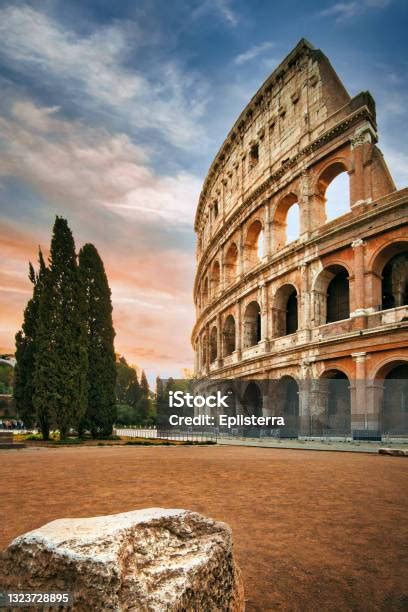 로마의 콜로세움 이탈리아에서 여행 길과 휴식 유럽 관광 랜드마크 및 관광 로마 이탈리아에 대한 스톡 사진 및 기타 이미지 로마 이탈리아 콜로세움 생활 방식 Istock