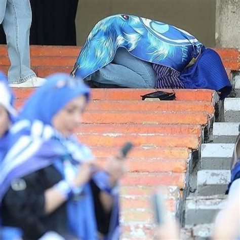 🔴 سجده دختر استقلالی بعد از ورود به ورزشگاه آزادی 🔴 طرفداری