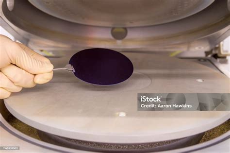 실리콘 반도체 마이크로칩 제조 산업에서 사용 되는 증 착 코팅 기에 실리콘 웨이퍼를 로딩 컴퓨터 웨이퍼에 대한 스톡 사진 및 기타 이미지 컴퓨터 웨이퍼 반도체 웨이퍼