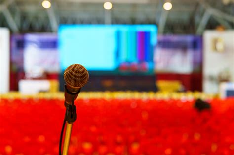 스피커 또는 빨간 플라스틱의 자 및 큰 Led 모니터 화면 배경 흐리게 행 수에 대 한 세미나 홀에서 마이크의 닫습니다 텍스트에 대 한 공간을 복사 합니다 강사 스피커