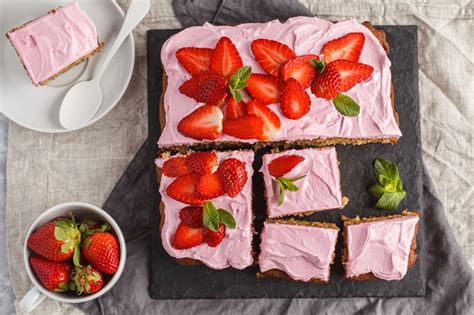 분홍색 유약 하 고 신선한 딸기와 함께 아침 식사 요구르트 파운드 케이크 밝은 배경 여름 디저트 보기 상위 공간을 복사 합니다 공휴일에 대한 스톡 사진 및 기타 이미지