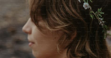 머리에 꽃을 꽂은 여자 사진 Unsplash의 발리 섬 이미지