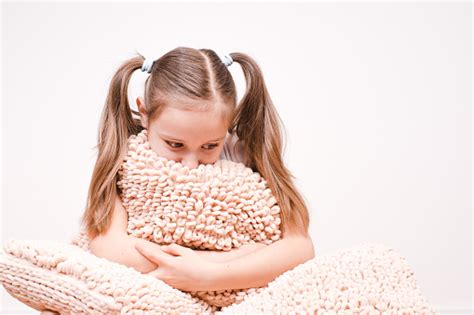 그녀의 손에 니트 베개를 들고 슬픈 소녀 부드러운 원사로 만든 베개 수제 수제 베개를 들고 포옹하는 여자 10 11세에 대한 스톡 사진 및 기타 이미지 Istock