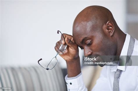 심각한 혼란 젊은 흑인 사업가 와 대머리 헤어 스타일 기대 머리 에 손에 안경 동안 작업에 대 한 고민 남자에 대한 스톡 사진 및 기타 이미지 Istock