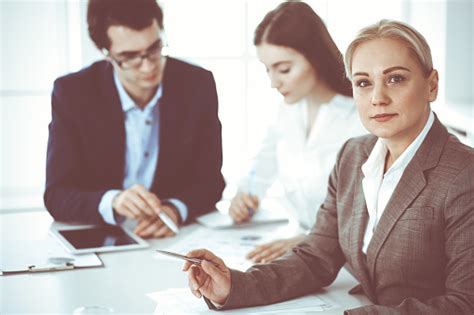 협상에서 비즈니스 우먼의 헤드 샷 현대 사무실에서 회의에서 질문을 논의하는 비즈니스 사람들의 그룹 팀워크 파트너십 및 비즈니스 컨셉 18 19세에 대한 스톡 사진 및 기타