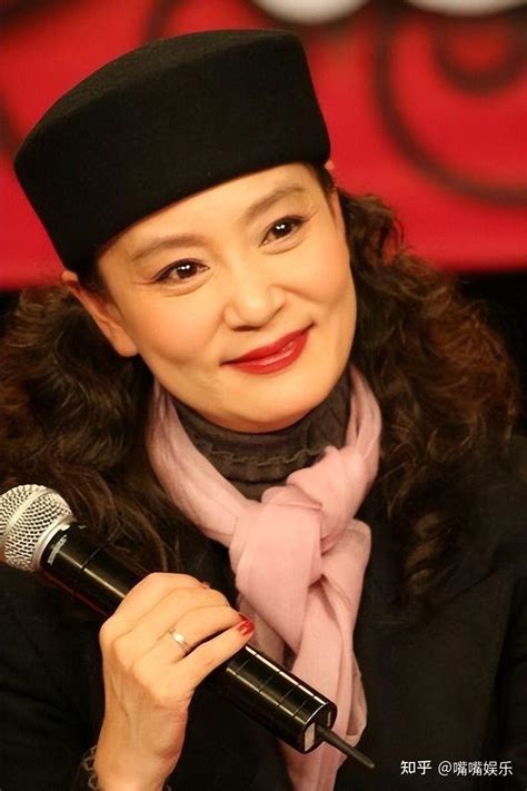 看到62岁刘雪华终于明白：女人从容服老，比刻意扮嫩更优雅耐看 知乎
