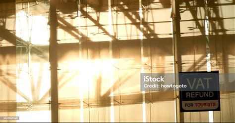 흐린 배경 밝은 쇼핑몰 실버 그레이 조명 소매점에서 집중되지 않은 상점 라이트 보케 복사 공간이있는 흐릿한 병원 밝은 부드러움 호텔 배경 현재 디자인 템플릿 0명에 대한