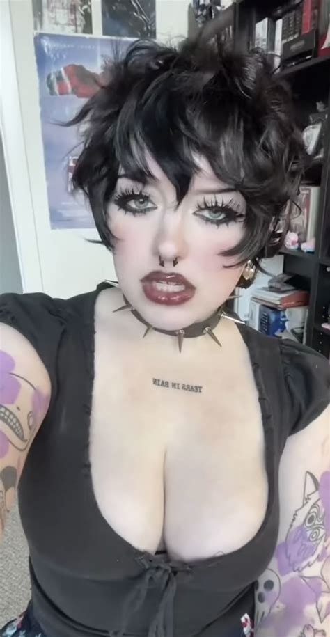 Pin By 🫀🌈 𝔅𝔯𝔬𝔬𝔨𝔰 💋💚 On 𝕸𝖆𝖐𝖊𝖚𝖕 Goth Beauty Real Curvy Women Goth Women