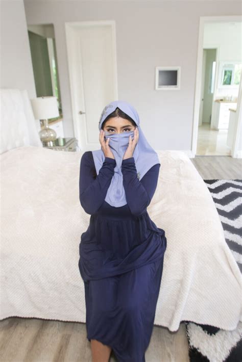 Photoshot Hijab Violet Myers Dengan Tema My Room Dzargon
