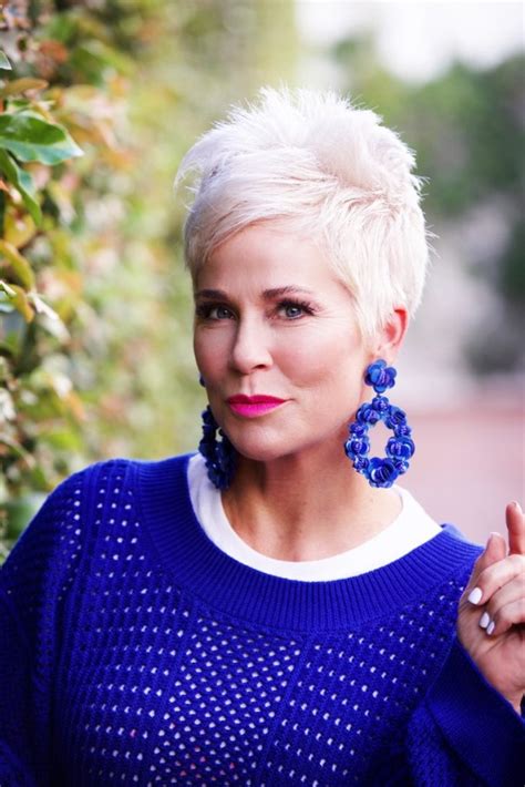 Модна икона на 57 години Блогерка докажува дека стилот само се подобрува со годините