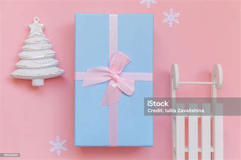 분홍색 파스텔 트렌디 한 배경에 고립 된 단순히 최소한의 구성 겨울 개체 장식 전나무 나무 썰매 선물 상자 0명에 대한 스톡 사진 및 기타 이미지 Istock